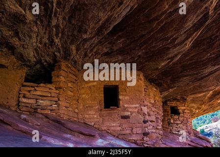 Ancient Puebloan ruins called House On Fire Ruins. Located in Bears ...