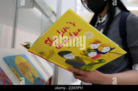 London, Britain. 5th Apr, 2022. British-Chinese artist Yu Rong (2nd L ...