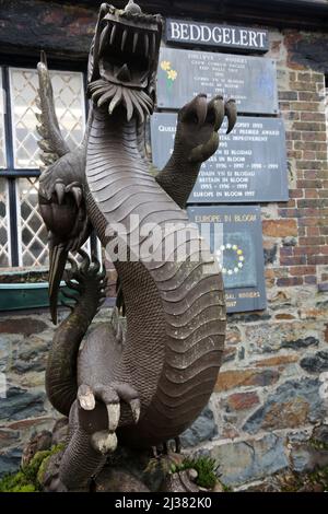 Welsh dragon statue, Beddgelert village, Wales, UK Stock Photo - Alamy