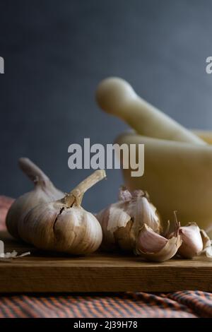 Ripe aromatic garlic heap for cooking Stock Photo - Alamy