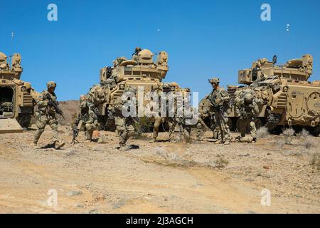 U.S. Army Soldiers dismount a Bradley Fighting Vehicle Stock Photo - Alamy