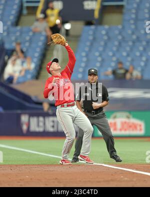 Philadelphia Phillies first baseman Rhys Hoskins (17) holds on Los ...
