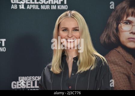 Cologne, Germany. 05th Apr, 2022. Actress Jana Riva comes to the ...
