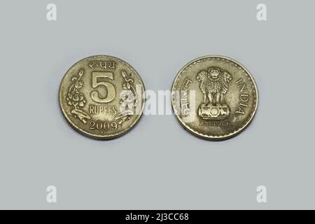 five rupees coins. Indian rupees coins. Indian money Stock Photo - Alamy