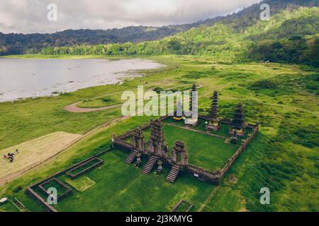 Aerial view of Temple Pura Ulun Danu, Baratan lake Stock Photo - Alamy