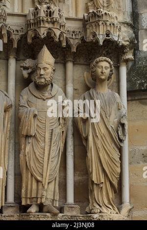 Statues to the Right of the Central Portal of Reims Cathedral Entrance ...