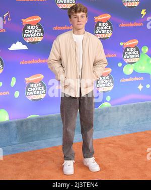 Mitchell Berg arrives at the 2022 Nickelodeon Kid's Choice Awards held ...