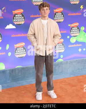 Mitchell Berg arrives at the 2022 Nickelodeon Kid's Choice Awards held ...