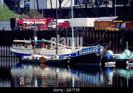 Hausboot der Musikgruppe The Kelly Family liegt vor Anker in Belgien ...