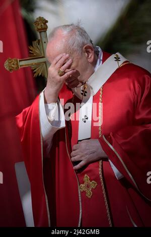 Pope Francis celebrates Easter Mass on April 04, 2021 at St. Peter's ...