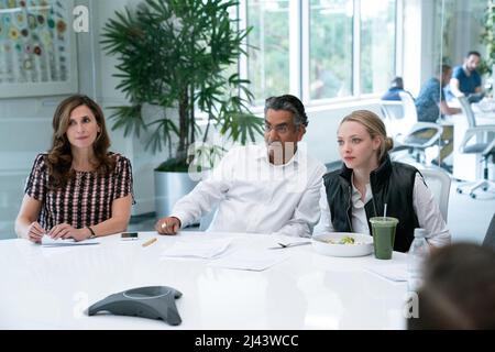 THE DROPOUT, from left: Michaela Watkins as Linda Tanner, Amanda ...