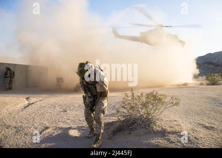 A Marine with the Advanced Machine Gunner Course, Advanced Infantry ...