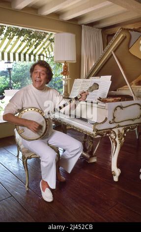 American Actor George Segal 1984 Stock Photo - Alamy