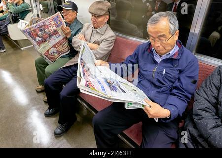 people reading on the subway Stock Photo - Alamy