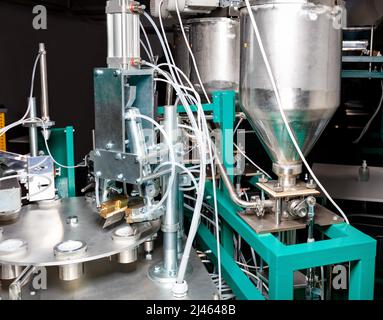 Stainless steel conveyor for batch production and distribution of ...