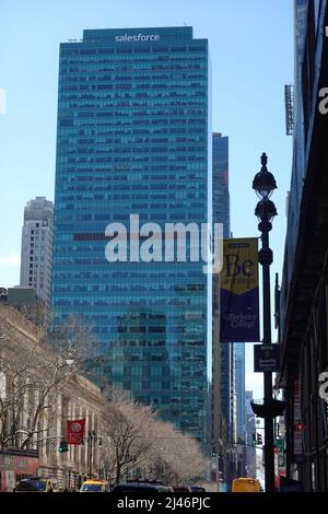 Salesforce Tower, 42nd Street Manhattan, New York, USA Stock Photo - Alamy