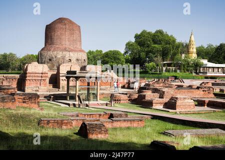Dhamek Stupa and Shri Digambar Jain Temple, Sarnath, near Varanasi ...
