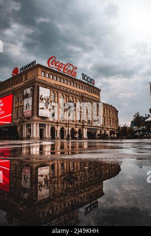 Capturing the reflection of a monument Stock Photo - Alamy