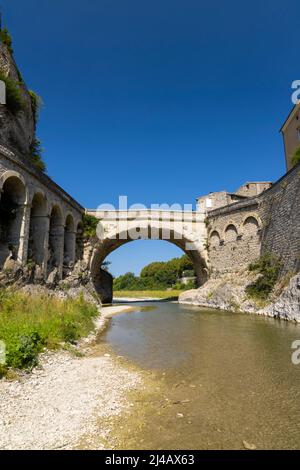 Pont Romain, Vaison la Romaine, departement Vaucluse, Provence, France ...