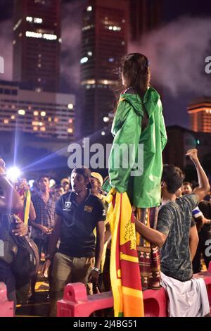 SRI LANKA Colombo, people live in slum near garbage dumping site Stock ...