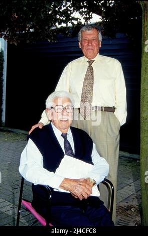 Willy Millowitsch, Kölner Volksschauspieler, mit Sohn Peter in Hamburg ...