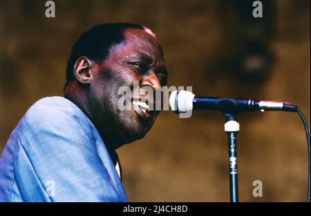 Memphis Slim, amerikanischer Blues-Sänger und Blues-Pianist, hier bei ...