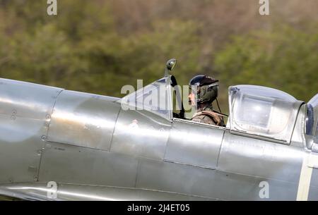 Spitfire taking off and landing at Kent airfield Stock Photo - Alamy