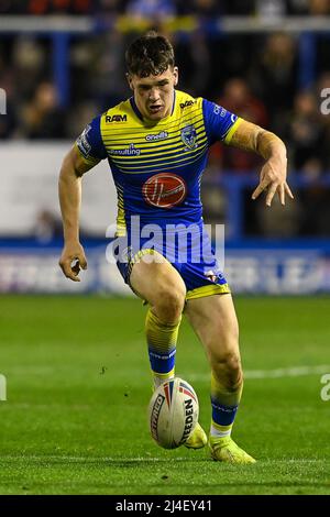 Josh Thewlis #22 of Warrington Wolves makes a break Stock Photo - Alamy