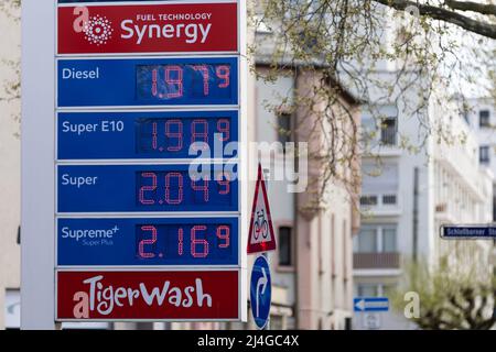 Bad Soden, Germany. 15th Apr, 2022. Gasoline prices appear on display ...