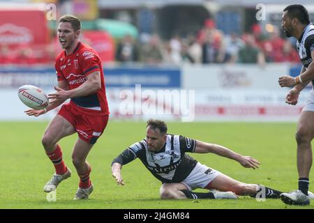 Matt Parcell #9 of Hull KR passes the ball Stock Photo - Alamy