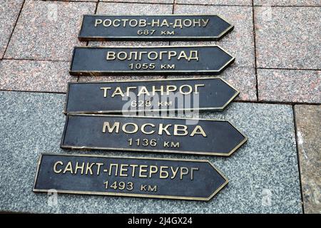 The plates that show distances till Odesa's Russian sister cities ...