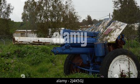 Green painted old Soviet 122 mm howitzer from the rear Stock Photo - Alamy