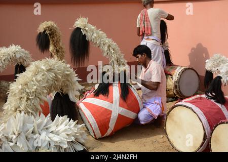 Dhakis are hindu traditional drummers who play the dhak (drum) during ...
