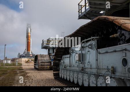 Standing atop the mobile launcher, NASA’s Space Launch System (SLS ...