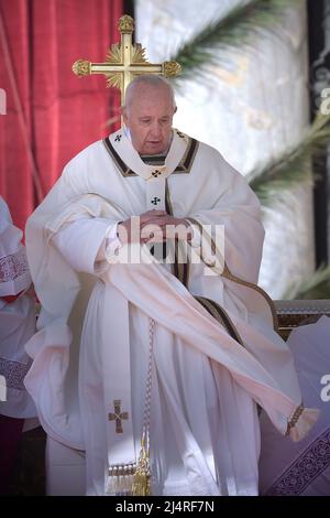 Vatican City, Vatican. 17th Apr, 2022. Pope Francis delivers the Urbi ...