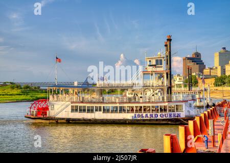 The Memphis Queen riverboat docked on the Mississippi waterfront in ...