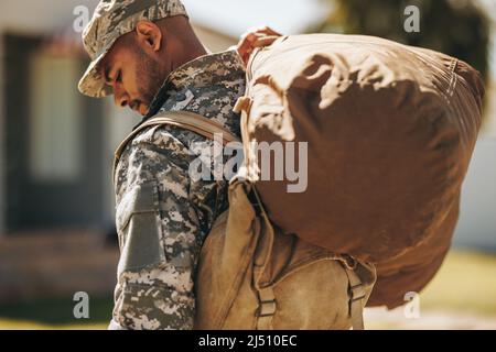 American soldier coming back home to his family Stock Photo - Alamy