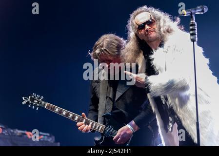 Singer Clive Jackson and guitarist Chris Angelow of Doctor and the ...