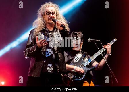 Singer Clive Jackson, with bassist Jon Randle, of Doctor and the Medics ...