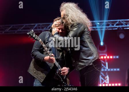 Singer Clive Jackson and guitarist Chris Angelow of Doctor and the ...