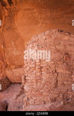 Ancient pictographs, River House Ruin by the San Juan River, Shash Jaa ...