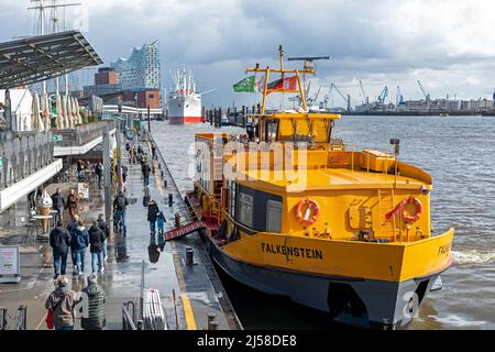 Landungsbruecken mit Elbfaehre, Elbphilharmonie und Museumsschiff Cap ...