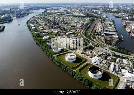 GERMANY, Hamburg, Shell oil refinery and oil tanks, behind Vattenfall ...
