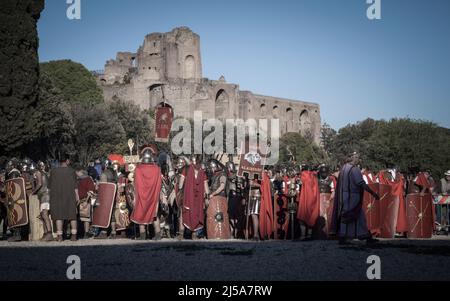 Roman Soldiers at the Colosseum Rome Stock Photo - Alamy