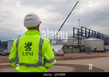 Leuna, Germany. 20th Apr, 2022. Above all, the blue pipe bridges as the ...