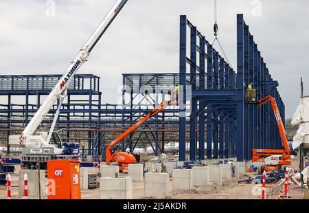 Leuna, Germany. 20th Apr, 2022. Several distillation columns, the ...