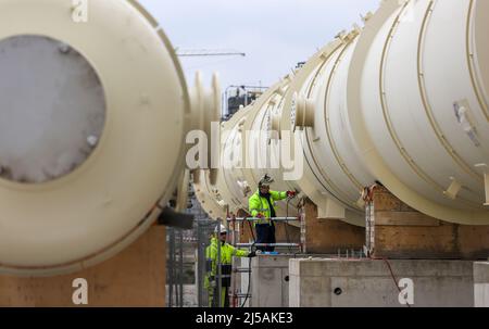 Leuna, Germany. 20th Apr, 2022. Above all, the blue pipe bridges as the ...