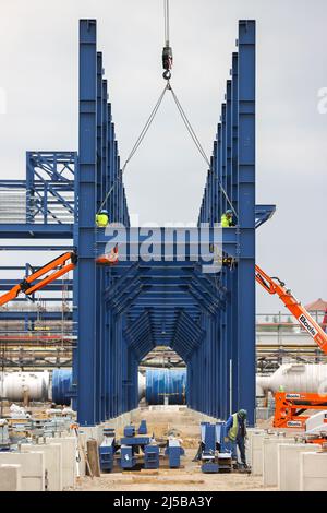 Leuna, Germany. 20th Apr, 2022. Above all, the blue pipe bridges as the ...