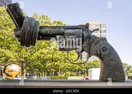 The Knotted Gun sculpture by Carl Fredrik Reutersward in Gothenburg ...