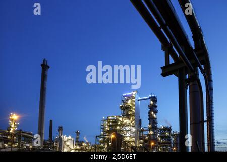 Gelsenkirchen, 10.04.2022 - Pipelines at the bp Ruhr Oel GmbH refinery ...